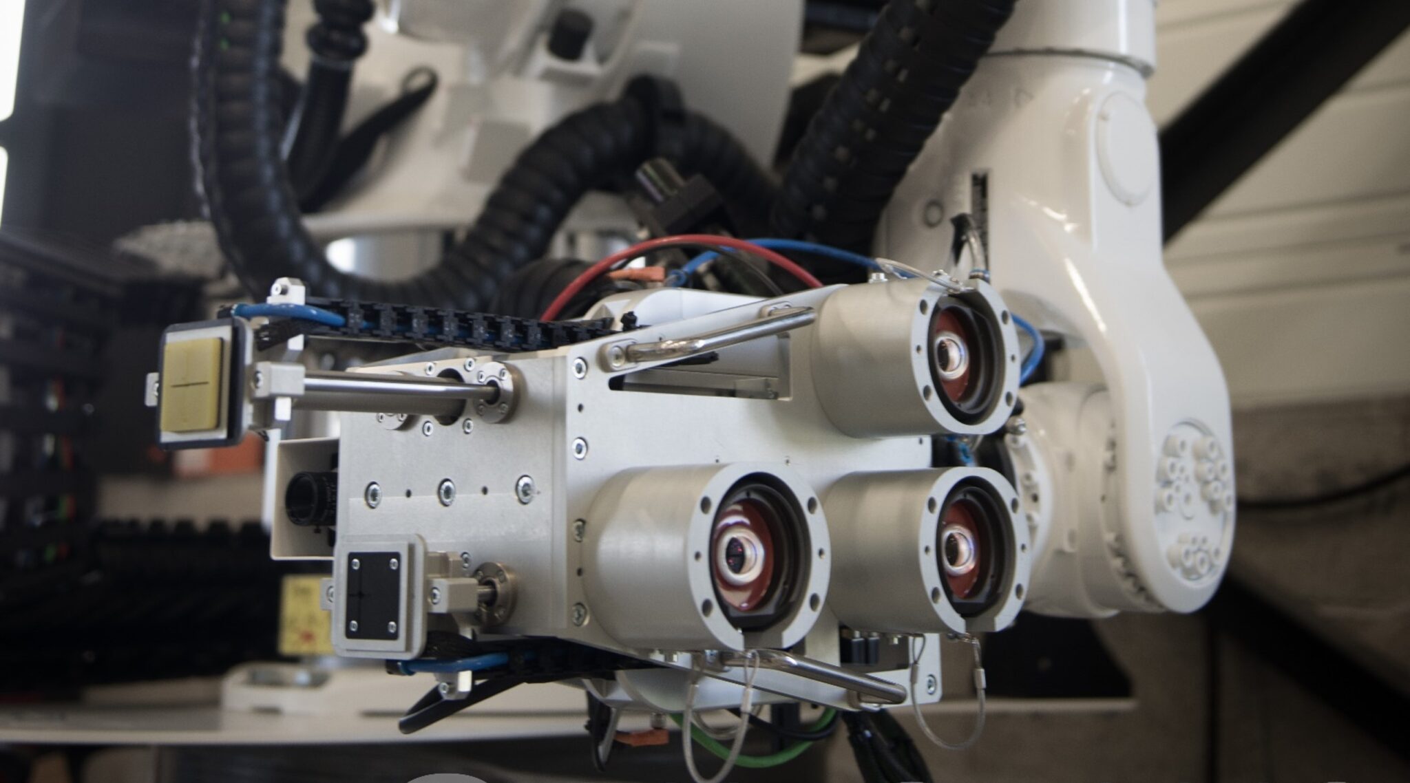 Success story - Aerospace robot for mirrors deposition
