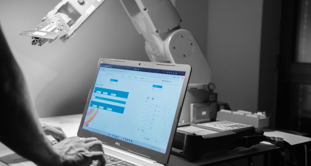 AKEOPLUS : No-code robotics software for industrial robot